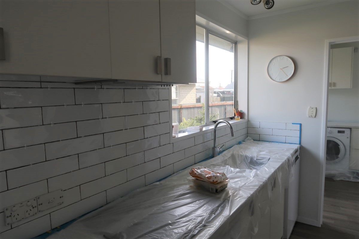 Sleek Splashback Completes Kitchen and Laundry Renovation