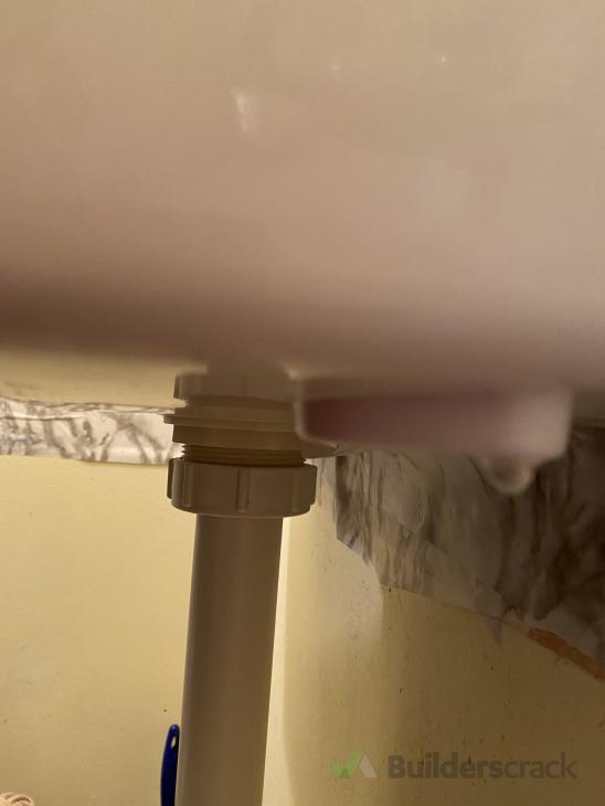 Cistern leak (# 763642) | Builderscrack