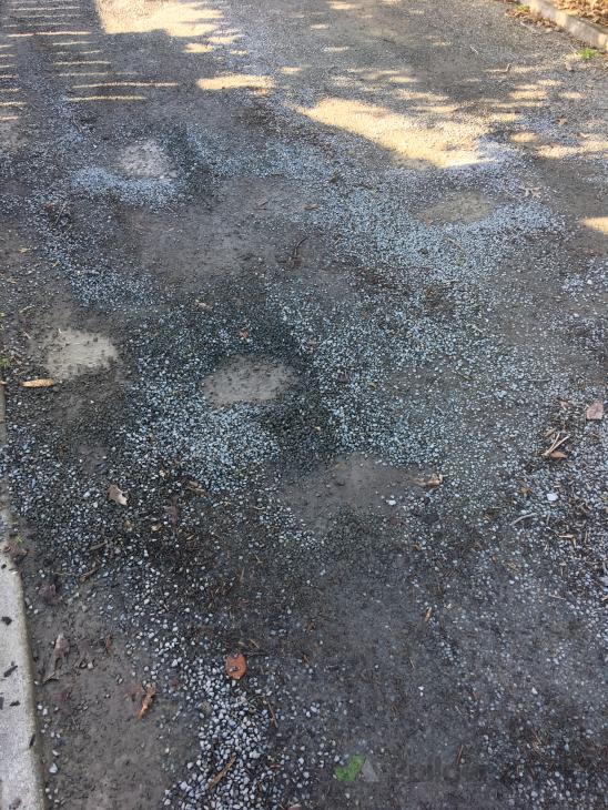 Fixing potholes in gravel driveway (# 766942) | Builderscrack