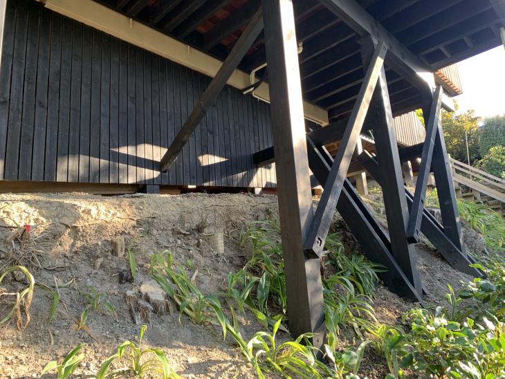 Large timber Screening to hide piles at bottom of home (# 782551 ...