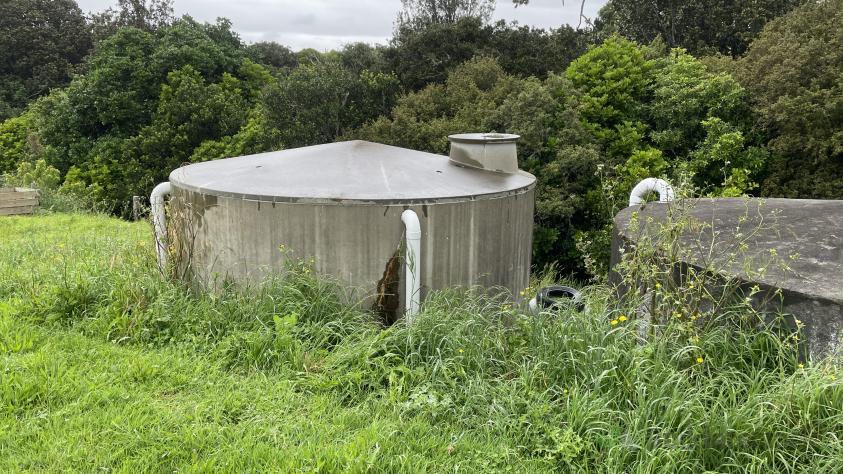 Concrete water tank crack repair (# 795162) | Builderscrack