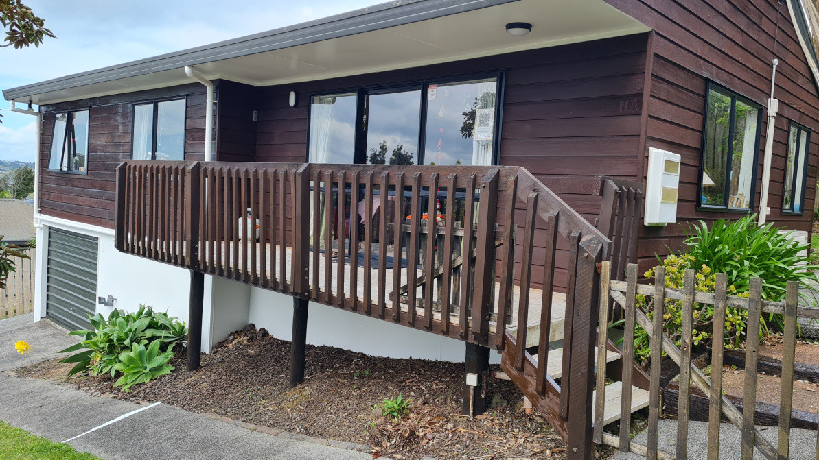 Cedar Stained Walls - Painted Eaves - Stained Balustrades. | Builderscrack