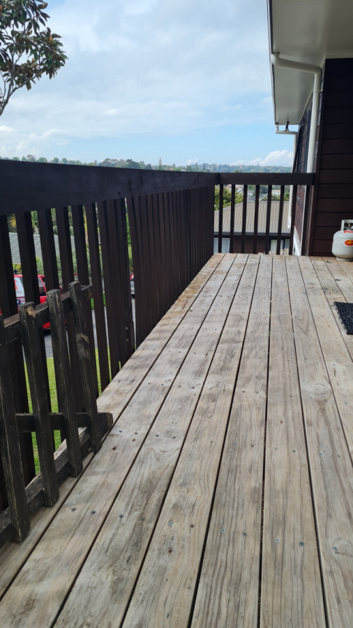 Cedar Stained Walls - Painted Eaves - Stained Balustrades. | Builderscrack