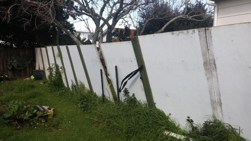 Sad fence needs fixing (# 146431) | Builderscrack