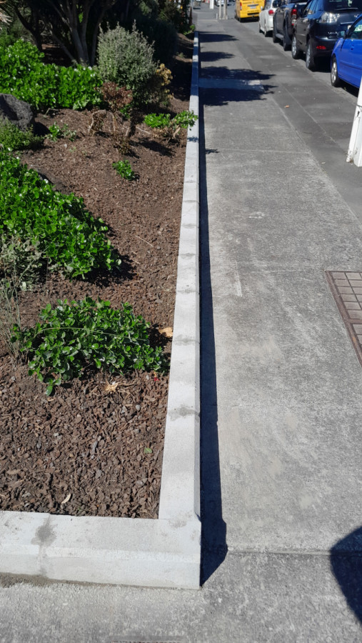 Kerbing and garden edge | Builderscrack