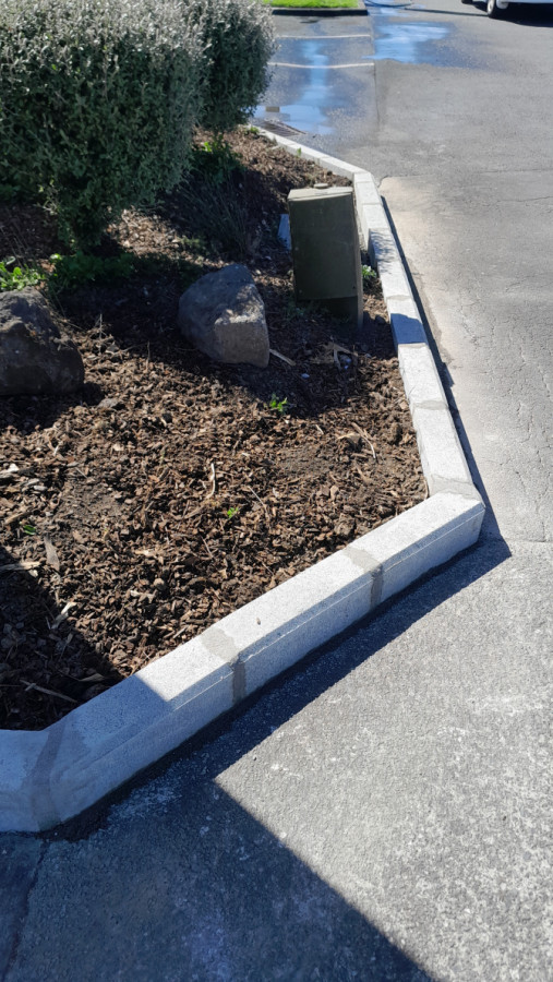 Kerbing and garden edge | Builderscrack