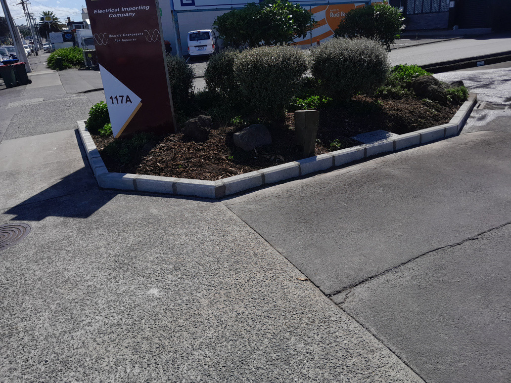 Kerbing and garden edge | Builderscrack