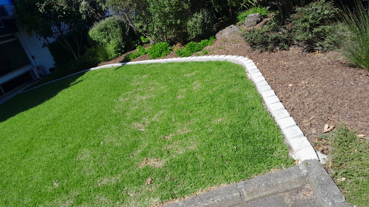 Kerbing and garden edge | Builderscrack