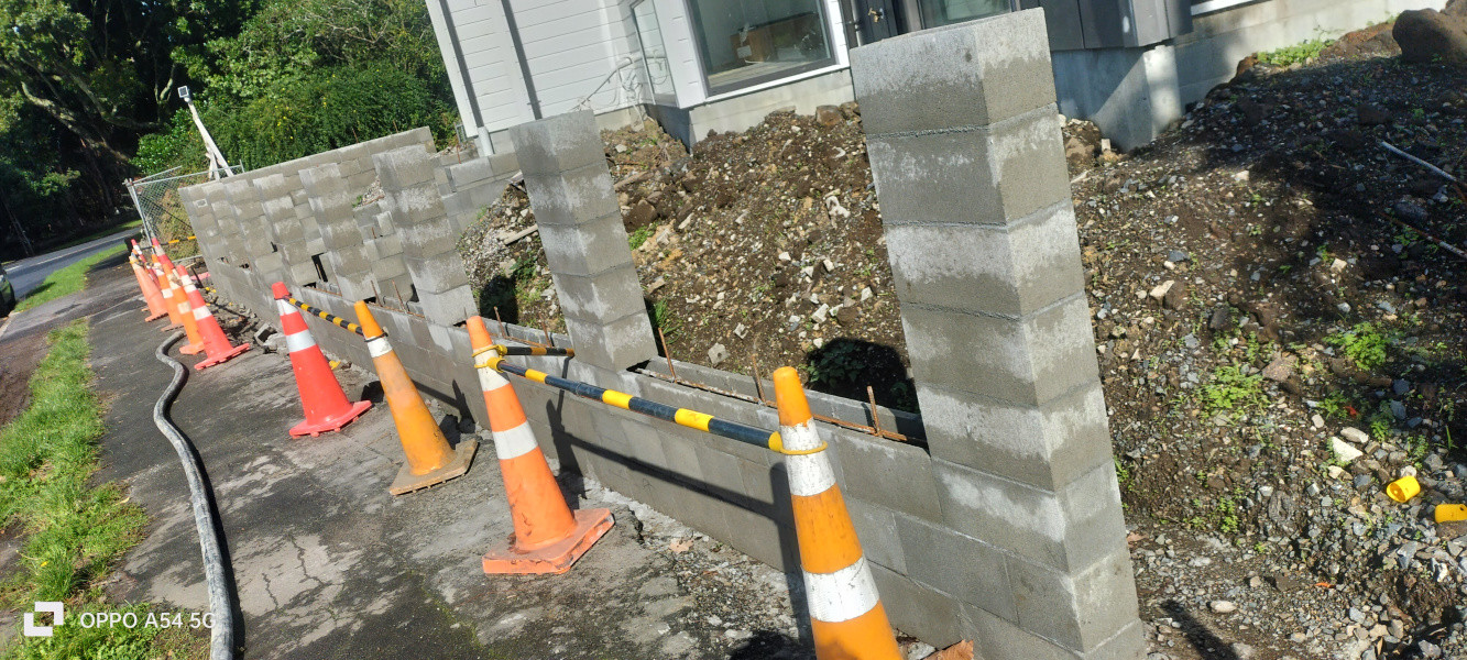 Demo/Reno/fance/retaining wall/block layer | Builderscrack