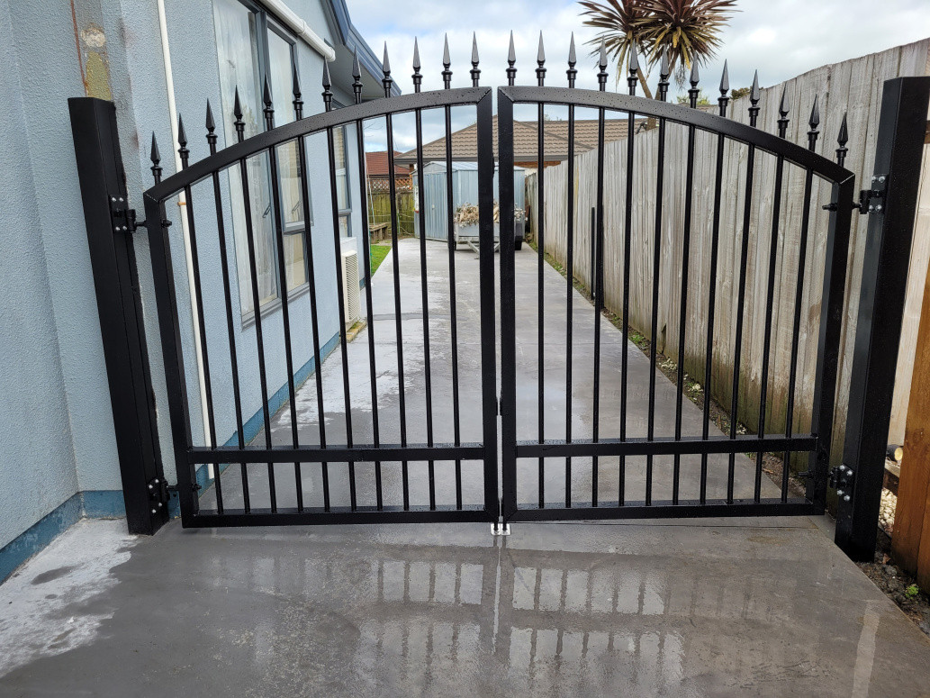 Double swing curve top gates | Builderscrack