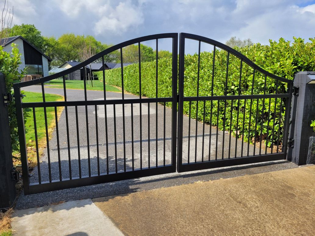 Double swing curve top gates | Builderscrack