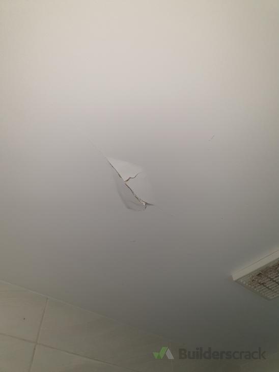 Crack or hole in downstairs ensuite ceiling. (# 935998) | Builderscrack
