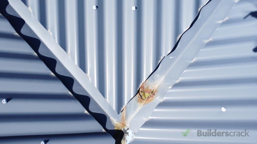 Rusting roof valley (#1158506) | Builderscrack