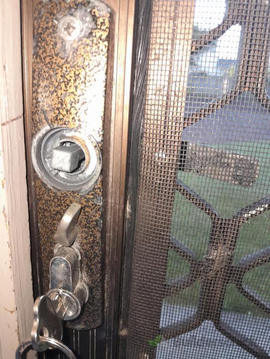 Screen door handle - Broken (#1197328) | Builderscrack