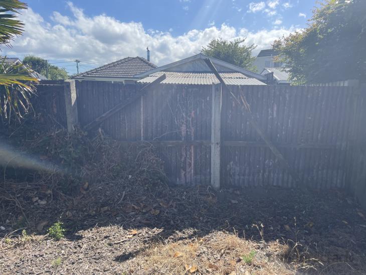 Looking to replace an old boundary fence (#1210103) | Builderscrack