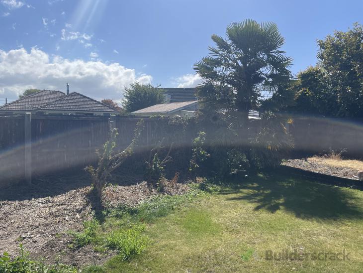 Looking to replace an old boundary fence (#1210103) | Builderscrack