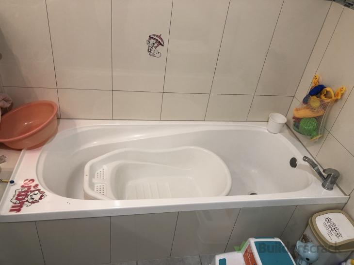 Broken tap on the bathtub (# 380303) | Builderscrack