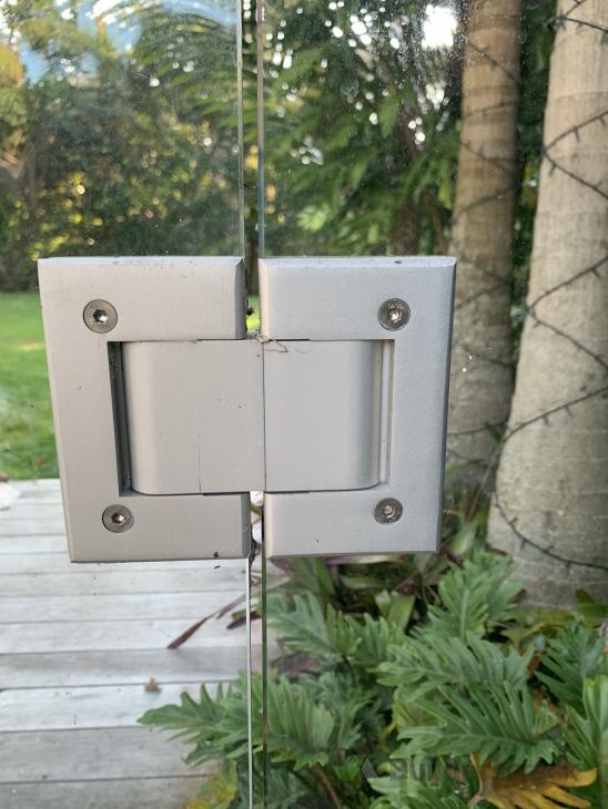 Fix lock on glass gate (# 441027) | Builderscrack