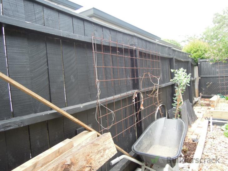 Timber boundary fence (# 457307) | Builderscrack