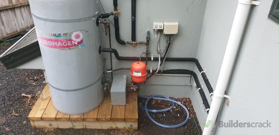 Fence/Screen Solar Hotwater System (# 475395) | Builderscrack