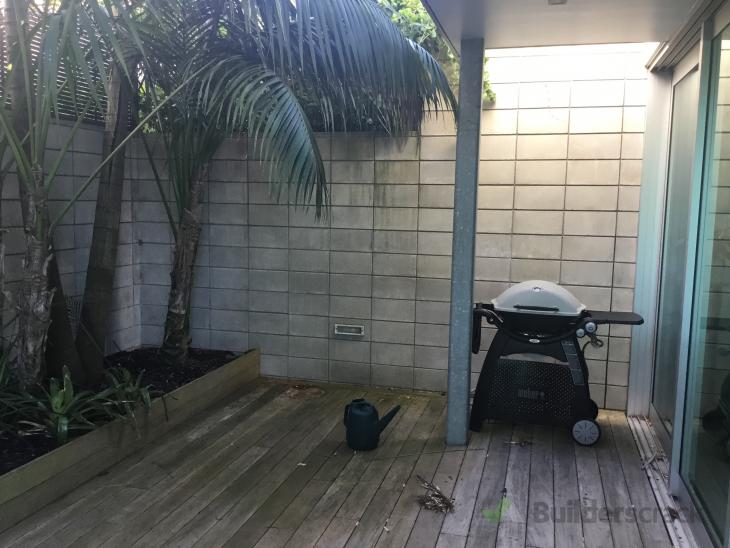 Exterior house and deck clean required (# 557802) | Builderscrack