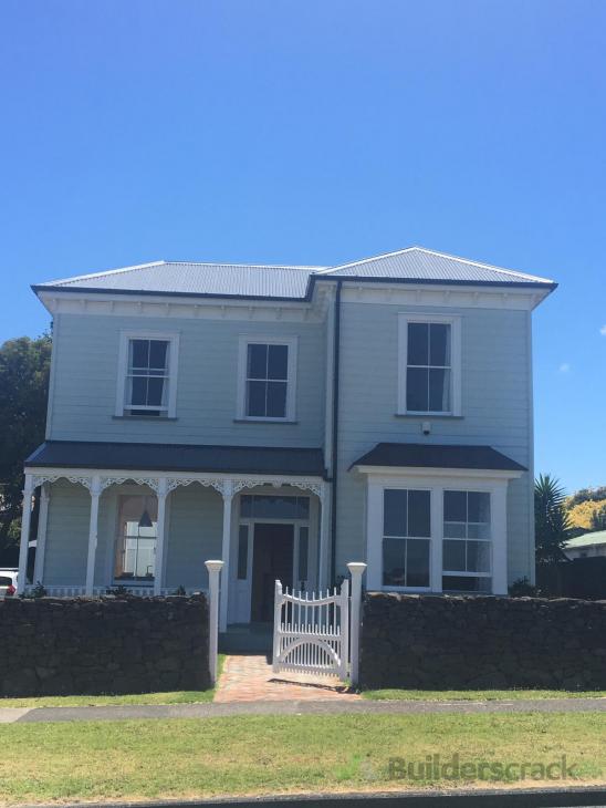 Re-putty and paint windows (# 570627) | Builderscrack