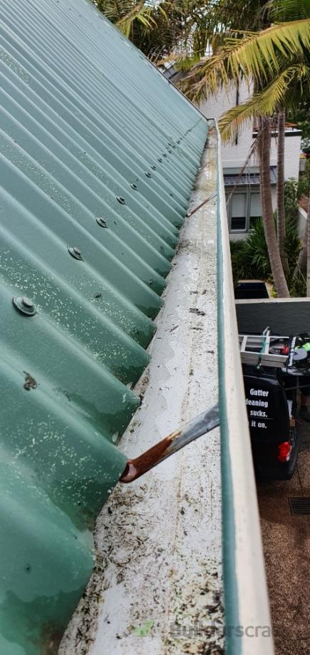 Gutters: clean and put guards (# 560149) | Builderscrack