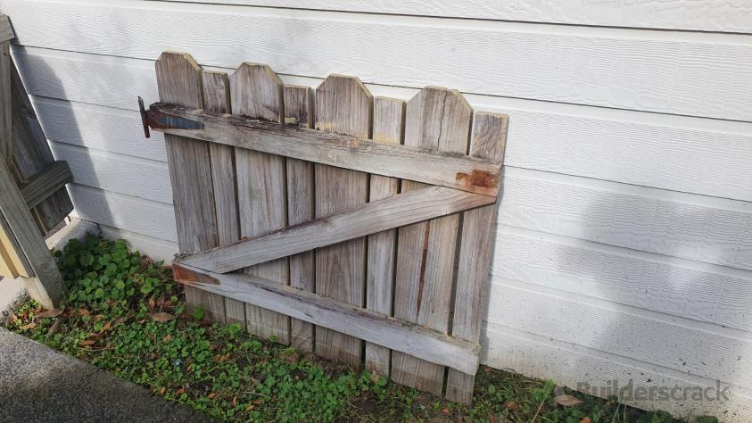 Front wooden gate broken (# 597317) | Builderscrack
