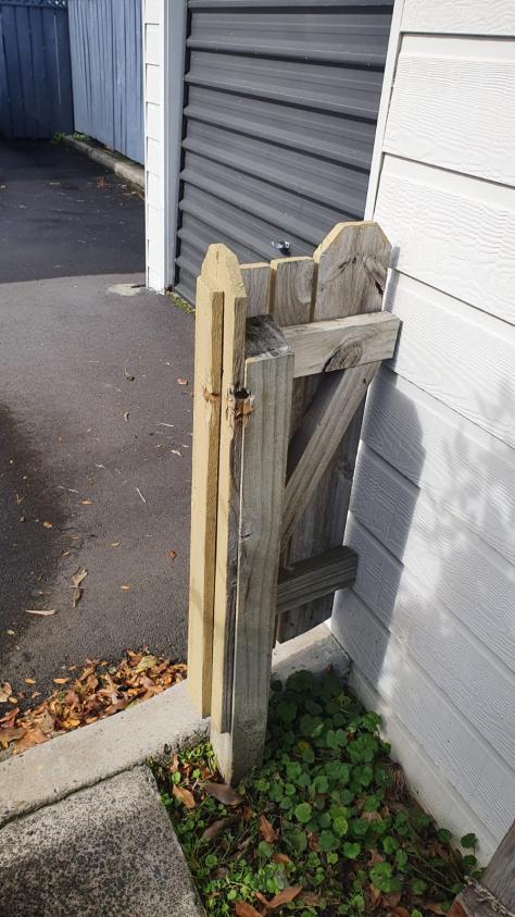 Front wooden gate broken (# 597317) | Builderscrack