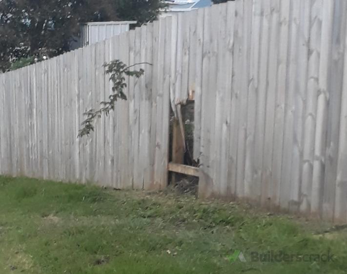 Fence post and fence repair (# 600904) | Builderscrack