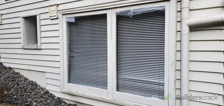Re-putty wooden windows x 2 (# 601438) | Builderscrack
