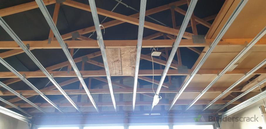 Garage gib ceiling & carpet floor (# 583234) | Builderscrack