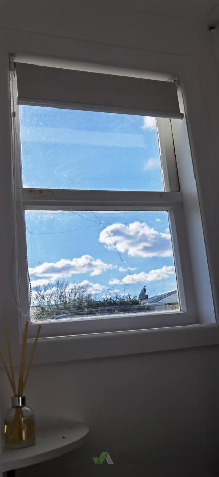 Small window with chip needing replacing (# 621682) | Builderscrack