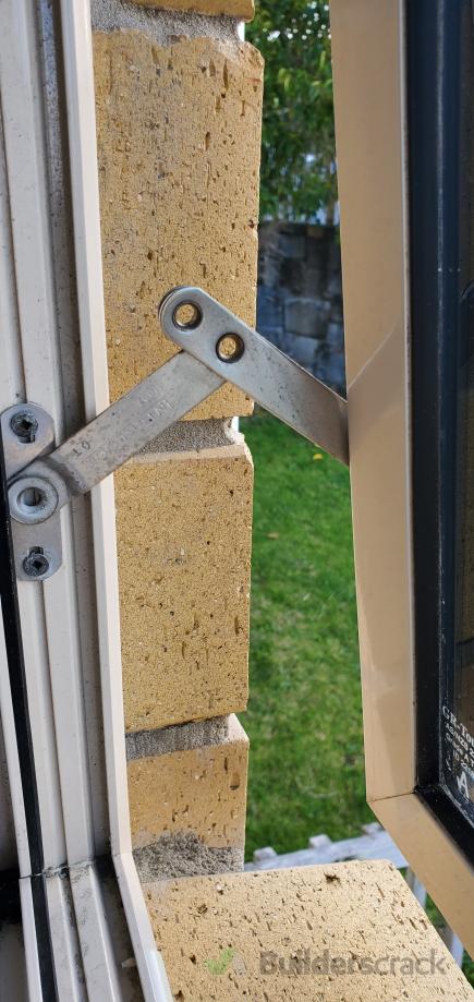 Install 'stays' aluminium windows (# 635793) | Builderscrack