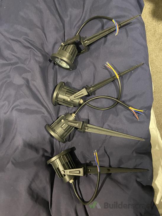 Fix & Install Outdoor Lights (#620017) | Builderscrack