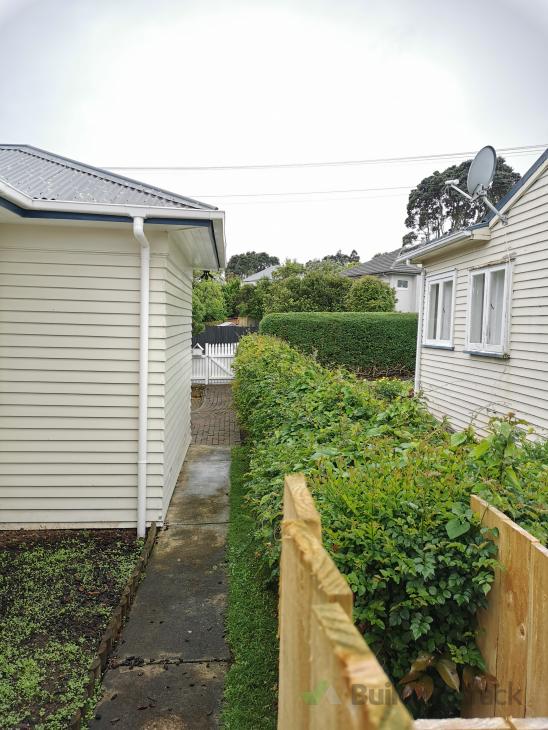 Suburban timber boundary fence (28m) (# 709562) | Builderscrack