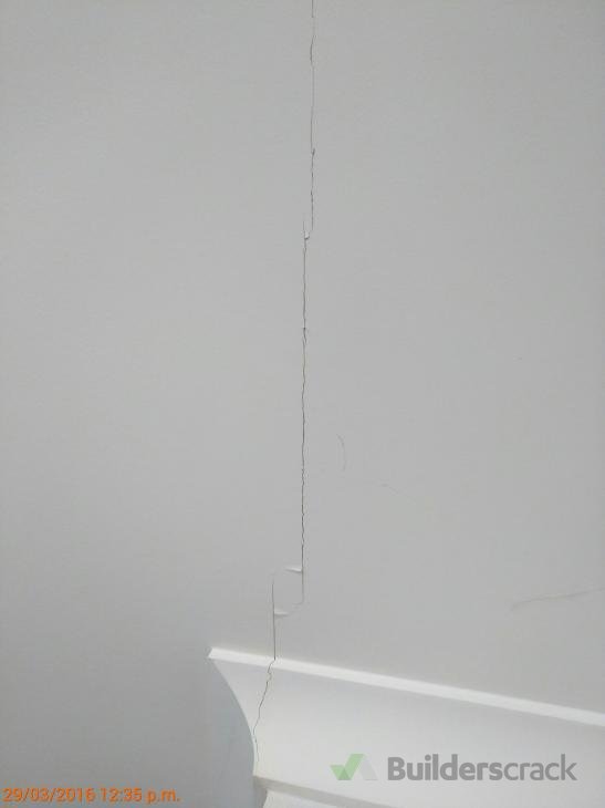 Ceiling hairline crack (# 127304) | Builderscrack