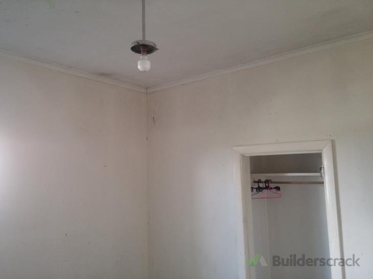 Clean mouldy carpet, walls and ceiling (# 128263) | Builderscrack