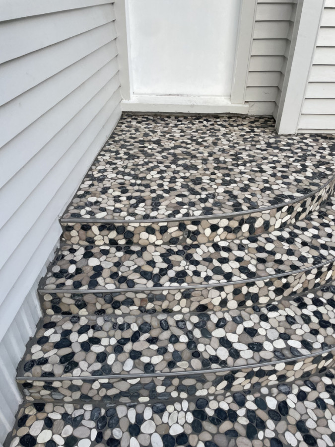 Pebble stone tiling | Builderscrack