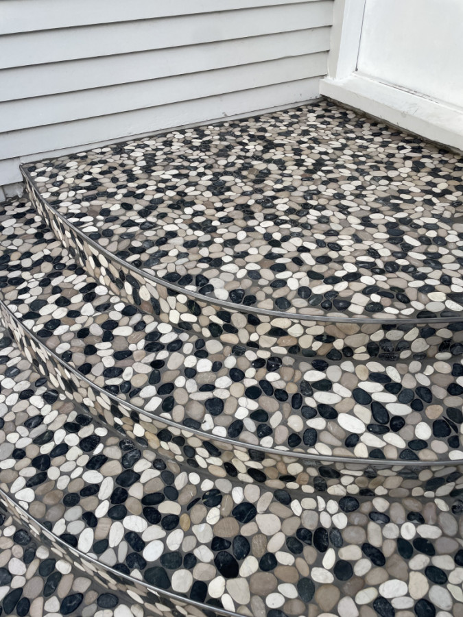 Pebble stone tiling | Builderscrack