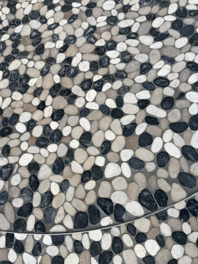 Pebble stone tiling | Builderscrack